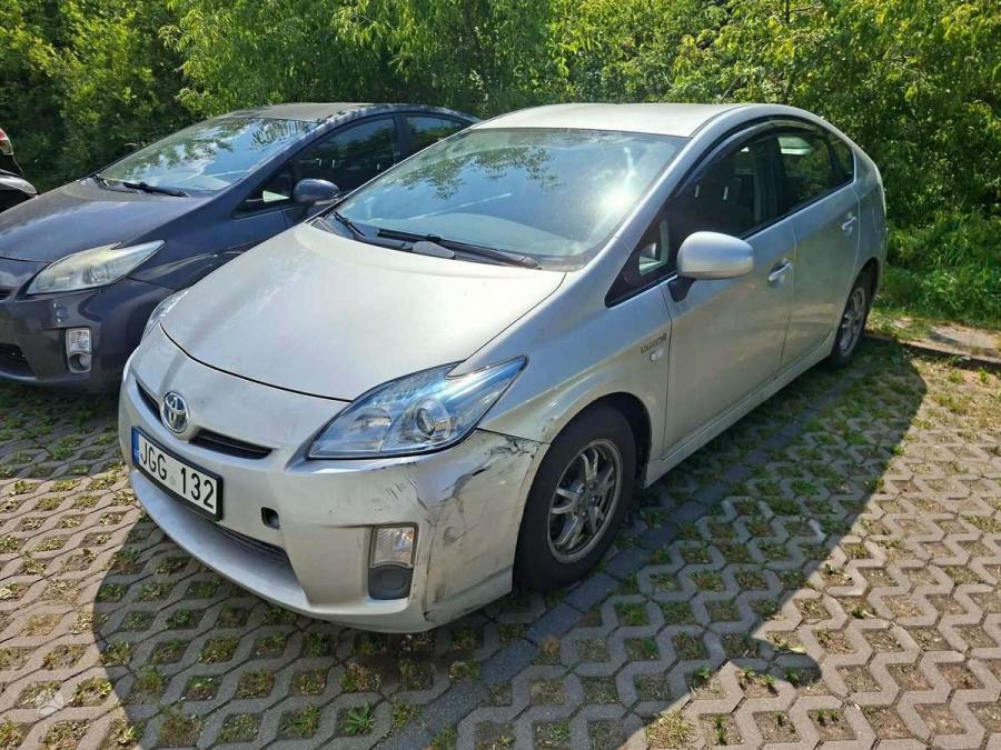 Grey Toyota Prius 2010 in Vilnius, with an engine capacity of 1.80 L and mileage of 460 thousand km for 5000 €, photo 3 on AUTOMOTO.COM.LV