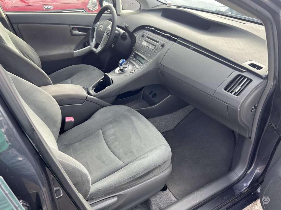 Pelēks Toyota Prius 2010 Panevēža, ar dzinēja tilpumu 1.80 L un nobraukumu 243 tūkst. km par 6200 €, foto 10 vietnē AUTOMOTO.COM.LV