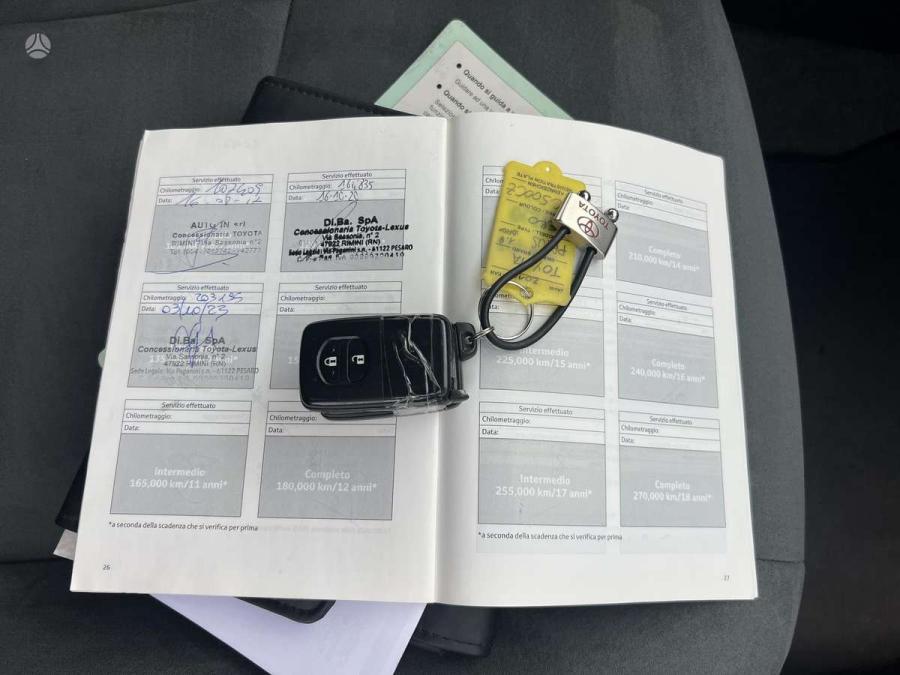 Pelēks Toyota Prius 2010 Panevēža, ar dzinēja tilpumu 1.80 L un nobraukumu 243 tūkst. km par 6200 €, foto 12 vietnē AUTOMOTO.COM.LV