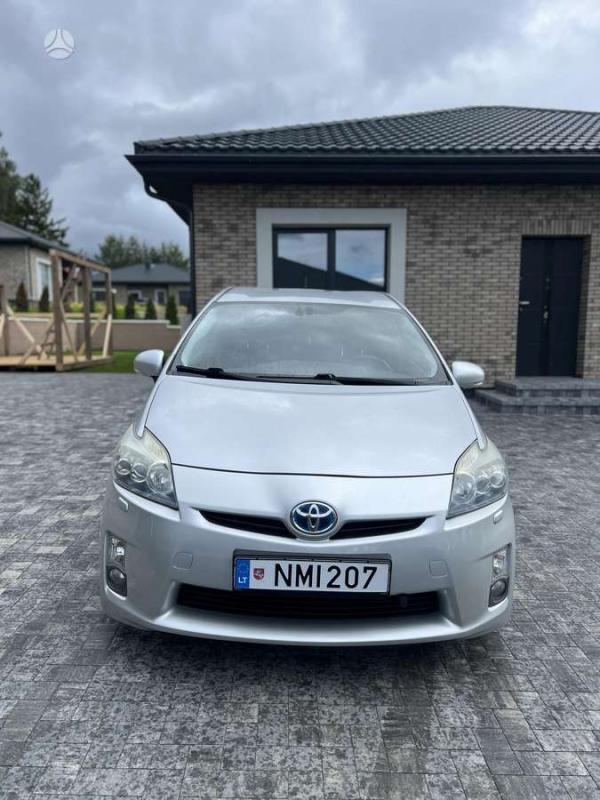 Grey Toyota Prius 2010 in Siauliai, with an engine capacity of 1.80 L and mileage of 354 thousand km for 5300 €, photo 1 on AUTOMOTO.COM.LV