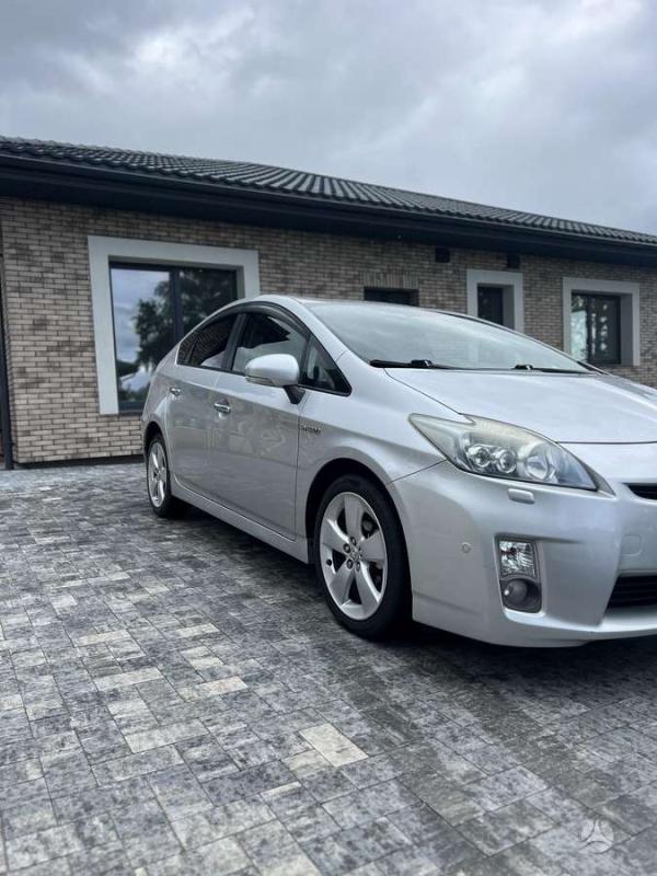Grey Toyota Prius 2010 in Siauliai, with an engine capacity of 1.80 L and mileage of 354 thousand km for 5300 €, photo 2 on AUTOMOTO.COM.LV