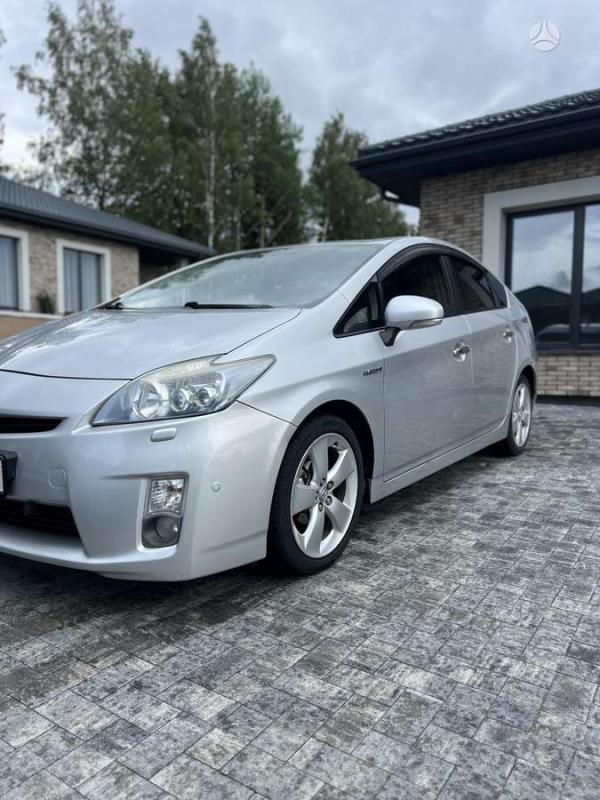 Grey Toyota Prius 2010 in Siauliai, with an engine capacity of 1.80 L and mileage of 354 thousand km for 5300 €, photo 3 on AUTOMOTO.COM.LV