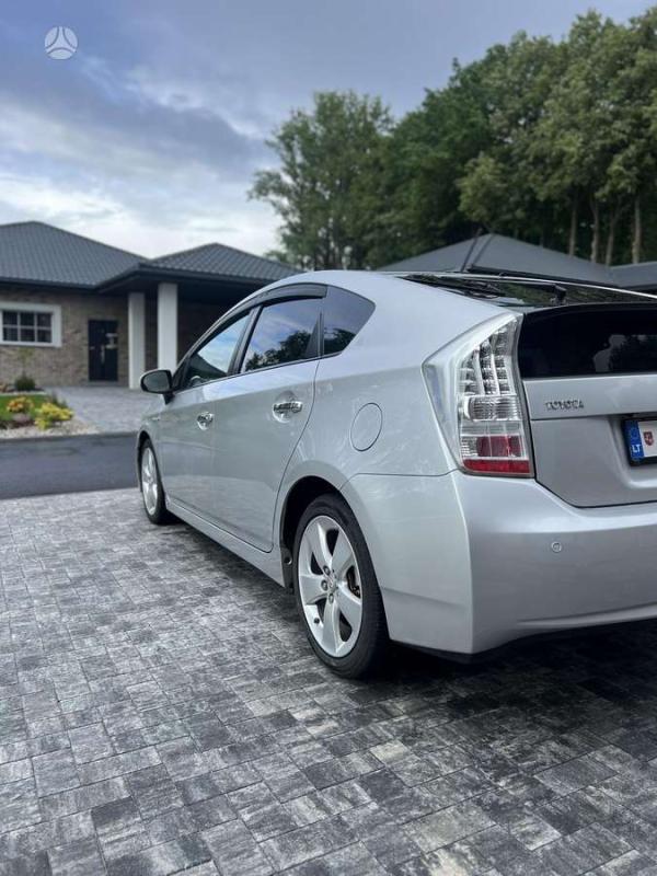 Grey Toyota Prius 2010 in Siauliai, with an engine capacity of 1.80 L and mileage of 354 thousand km for 5300 €, photo 4 on AUTOMOTO.COM.LV