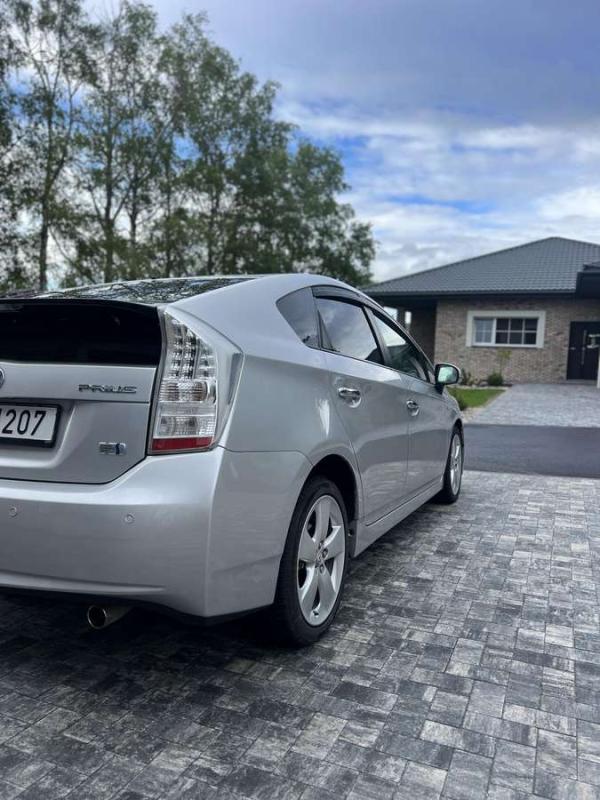 Grey Toyota Prius 2010 in Siauliai, with an engine capacity of 1.80 L and mileage of 354 thousand km for 5300 €, photo 5 on AUTOMOTO.COM.LV