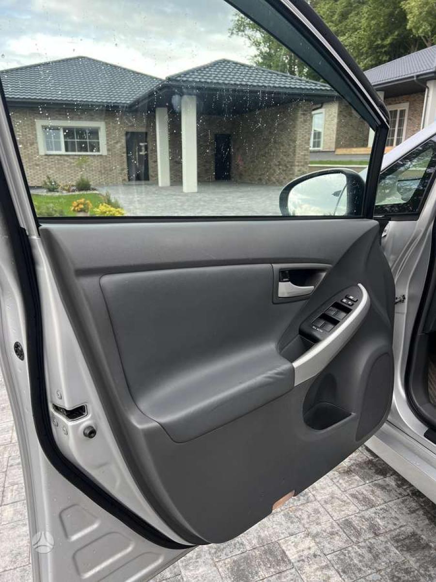 Pelēks Toyota Prius 2010 Šauļi, ar dzinēja tilpumu 1.80 L un nobraukumu 354 tūkst. km par 5300 €, foto 18 vietnē AUTOMOTO.COM.LV