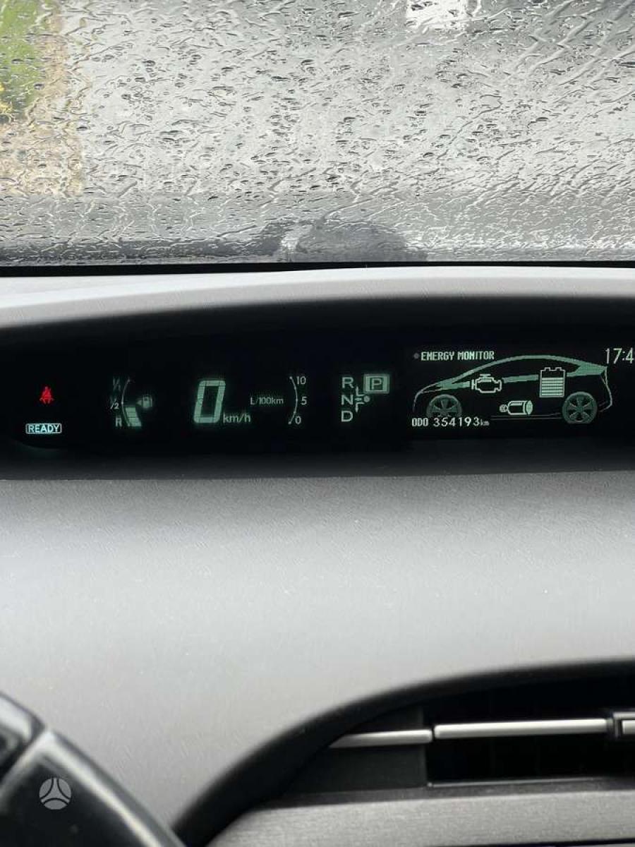 Pelēks Toyota Prius 2010 Šauļi, ar dzinēja tilpumu 1.80 L un nobraukumu 354 tūkst. km par 5300 €, foto 24 vietnē AUTOMOTO.COM.LV