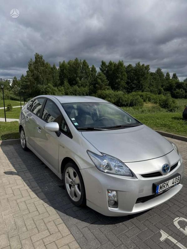 Grey Toyota Prius 2010 in Vilnius, with an engine capacity of 1.80 L and mileage of 180 thousand km for 7800 €, photo 1 on AUTOMOTO.COM.LV