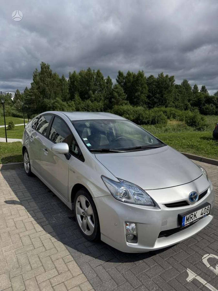 Grey Toyota Prius 2010 in Vilnius, with an engine capacity of 1.80 L and mileage of 180 thousand km for 7800 €, photo 1 on AUTOMOTO.COM.LV