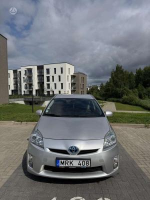 Grey Toyota Prius 2010 in Vilnius, with an engine capacity of 1.80 L and mileage of 180 thousand km for 7800 €, photo 3 on AUTOMOTO.COM.LV