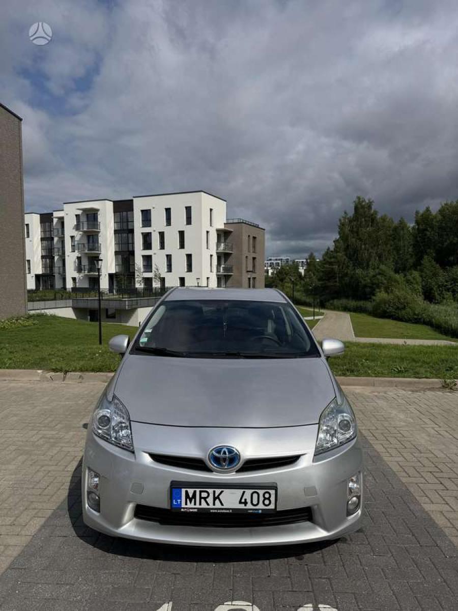 Grey Toyota Prius 2010 in Vilnius, with an engine capacity of 1.80 L and mileage of 180 thousand km for 7800 €, photo 3 on AUTOMOTO.COM.LV