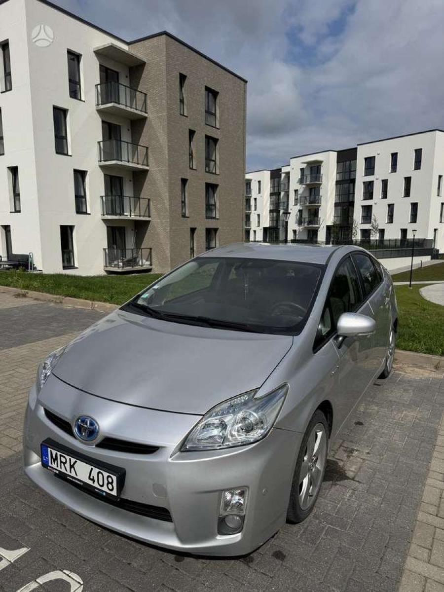 Grey Toyota Prius 2010 in Vilnius, with an engine capacity of 1.80 L and mileage of 180 thousand km for 7800 €, photo 4 on AUTOMOTO.COM.LV
