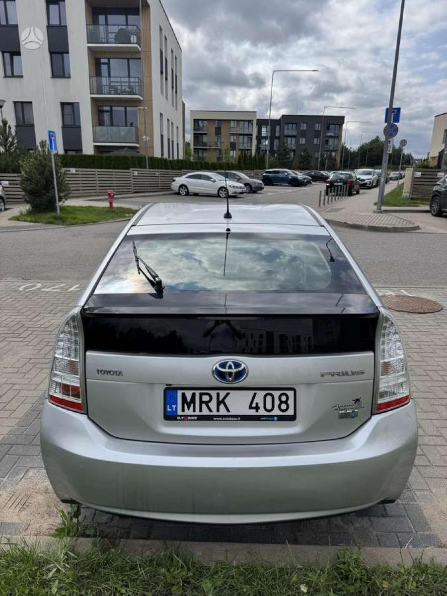 Grey Toyota Prius 2010 in Vilnius, with an engine capacity of 1.80 L and mileage of 180 thousand km for 7800 €, photo 5 on AUTOMOTO.COM.LV