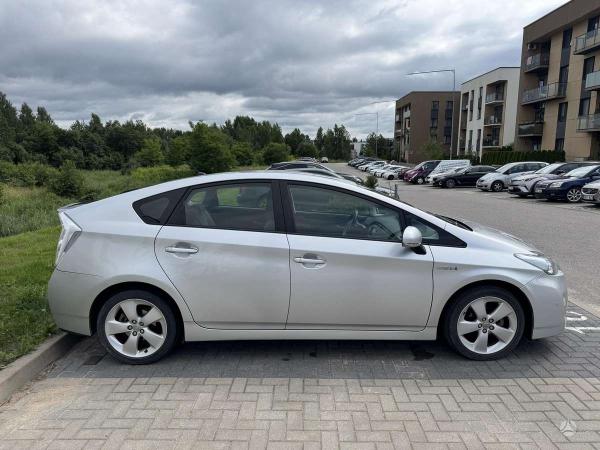 Grey Toyota Prius 2010 in Vilnius, with an engine capacity of 1.80 L and mileage of 180 thousand km for 7800 €, photo 5 on AUTOMOTO.COM.LV