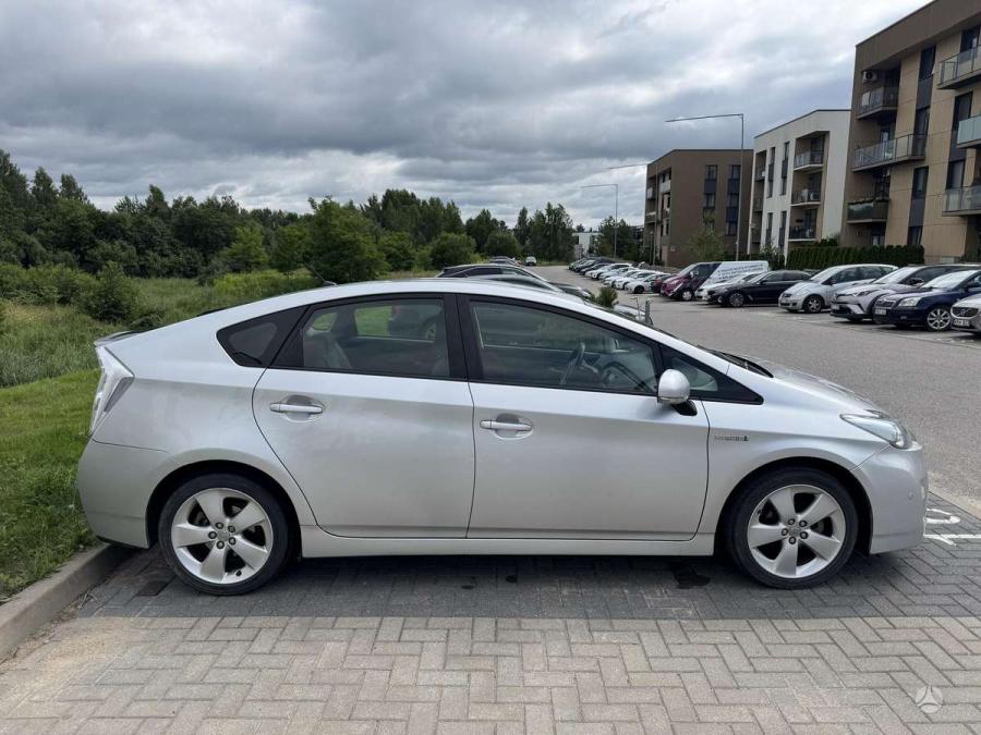 Grey Toyota Prius 2010 in Vilnius, with an engine capacity of 1.80 L and mileage of 180 thousand km for 7800 €, photo 6 on AUTOMOTO.COM.LV
