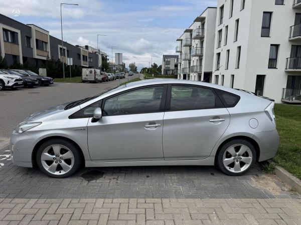 Grey Toyota Prius 2010 in Vilnius, with an engine capacity of 1.80 L and mileage of 180 thousand km for 7800 €, photo 6 on AUTOMOTO.COM.LV