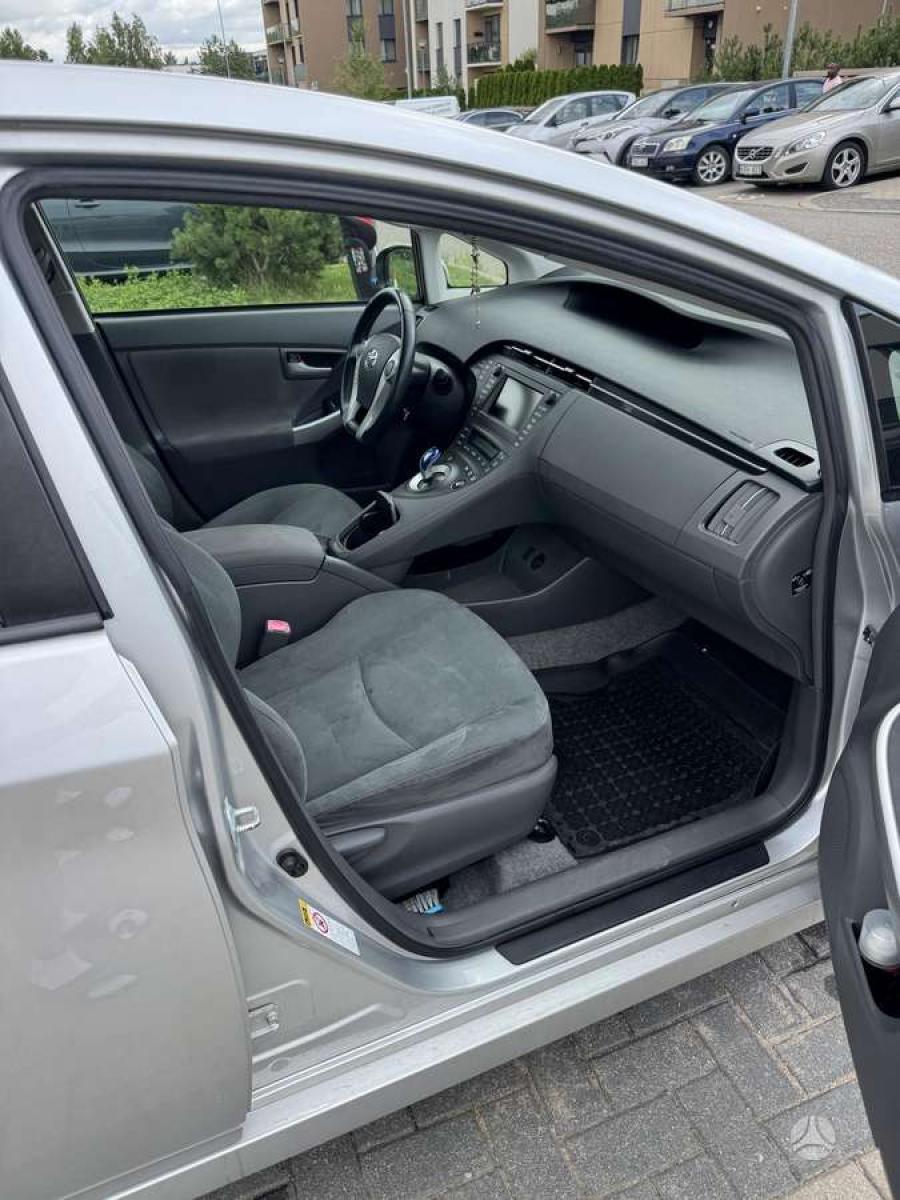 Grey Toyota Prius 2010 in Vilnius, with an engine capacity of 1.80 L and mileage of 180 thousand km for 7800 €, photo 10 on AUTOMOTO.COM.LV