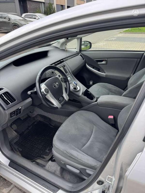 Grey Toyota Prius 2010 in Vilnius, with an engine capacity of 1.80 L and mileage of 180 thousand km for 7800 €, photo 10 on AUTOMOTO.COM.LV