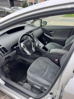 Grey Toyota Prius 2010 in Vilnius, with an engine capacity of 1.80 L and mileage of 180 thousand km for 7800 €, photo 11 on AUTOMOTO.COM.LV