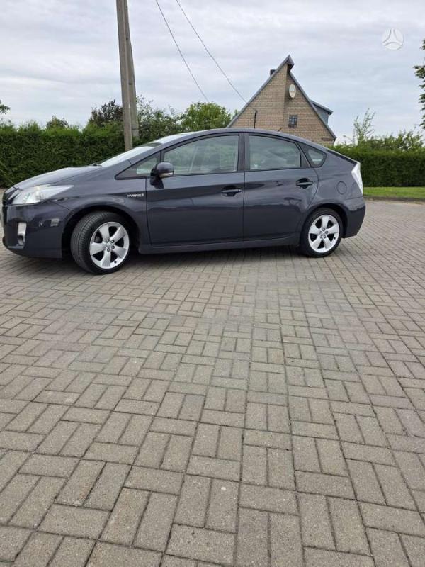 Grey Toyota Prius 2010 in Taurage, with an engine capacity of 1.80 L and mileage of 352 thousand km for 6400 €, photo 3 on AUTOMOTO.COM.LV