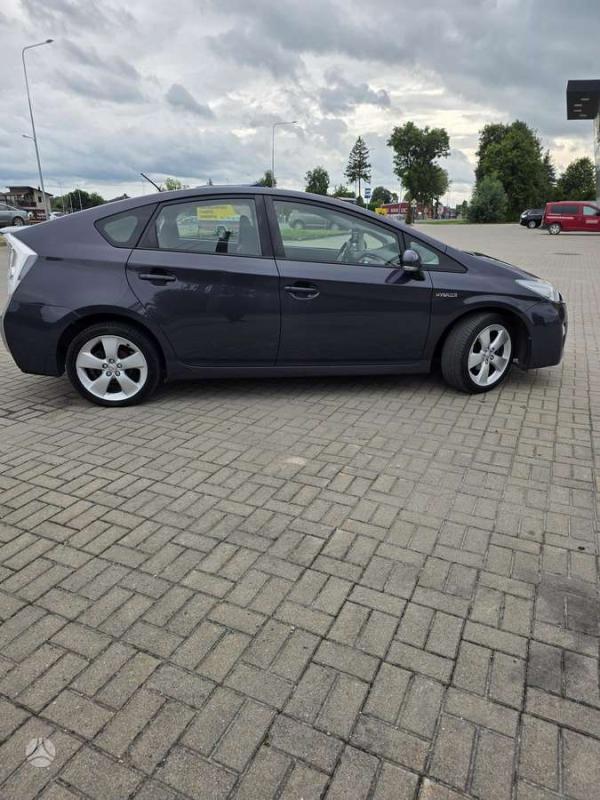 Grey Toyota Prius 2010 in Taurage, with an engine capacity of 1.80 L and mileage of 352 thousand km for 6400 €, photo 4 on AUTOMOTO.COM.LV