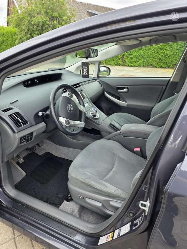 Grey Toyota Prius 2010 in Taurage, with an engine capacity of 1.80 L and mileage of 352 thousand km for 6400 €, photo 9 on AUTOMOTO.COM.LV