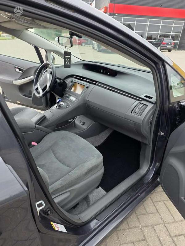 Grey Toyota Prius 2010 in Taurage, with an engine capacity of 1.80 L and mileage of 352 thousand km for 6400 €, photo 10 on AUTOMOTO.COM.LV