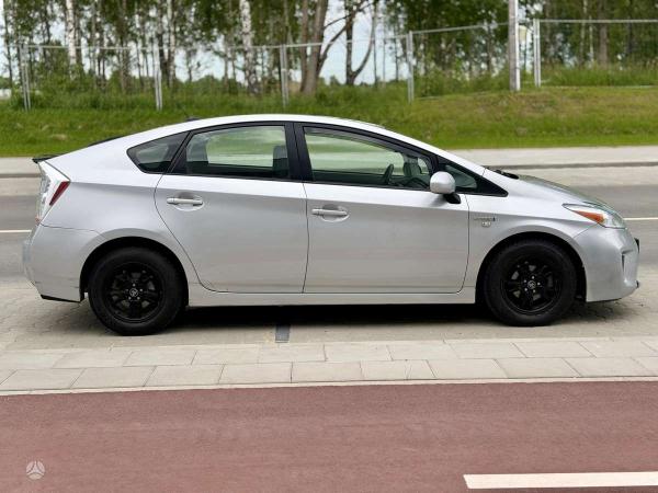 Pelēks Toyota Prius 2010 Viļņa, ar dzinēja tilpumu 1.80 L un nobraukumu 291 tūkst. km par 5150 €, foto 5 vietnē AUTOMOTO.COM.LV