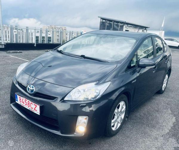 Grey Toyota Prius 2010 in Vilnius, with an engine capacity of 1.80 L and mileage of 290 thousand km for 5699 €, photo 1 on AUTOMOTO.COM.LV