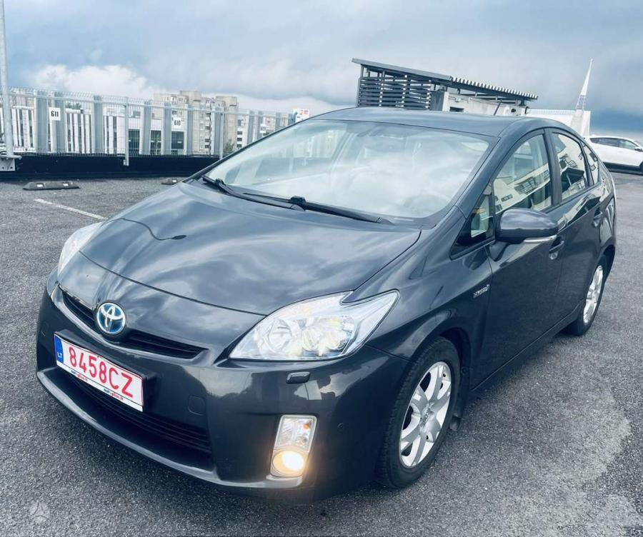 Pelēks Toyota Prius 2010 Viļņa, ar dzinēja tilpumu 1.80 L un nobraukumu 290 tūkst. km par 5699 €, foto 1 vietnē AUTOMOTO.COM.LV
