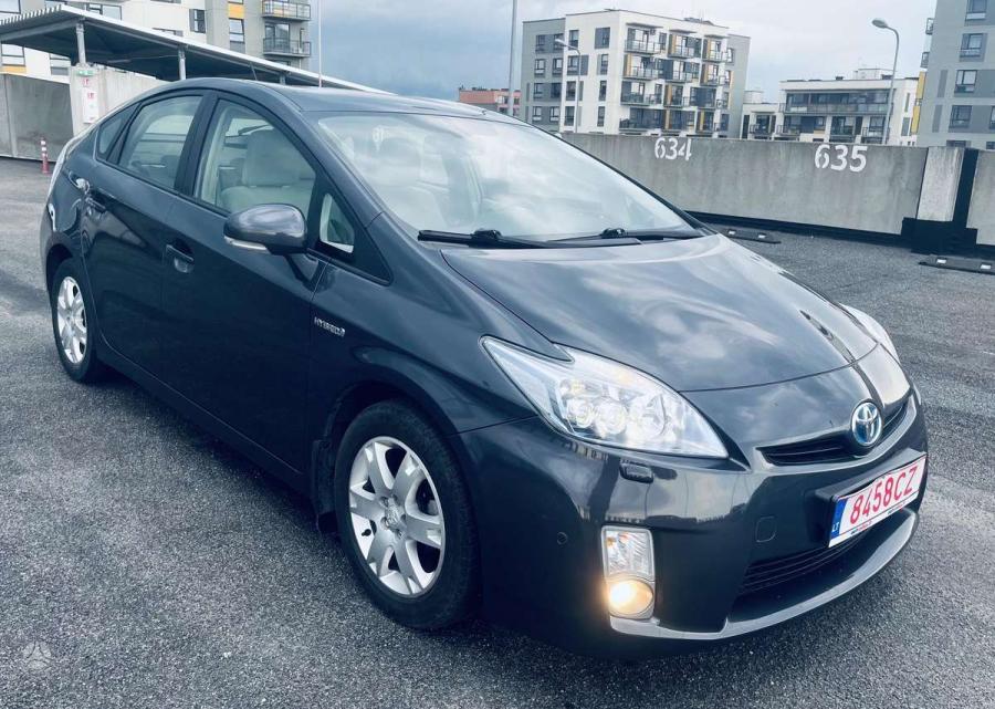 Pelēks Toyota Prius 2010 Viļņa, ar dzinēja tilpumu 1.80 L un nobraukumu 290 tūkst. km par 5699 €, foto 3 vietnē AUTOMOTO.COM.LV