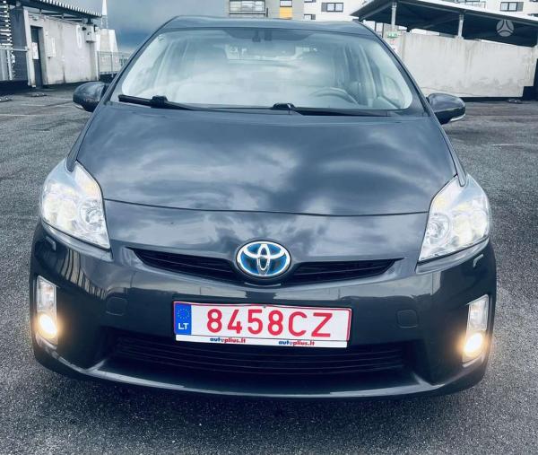 Grey Toyota Prius 2010 in Vilnius, with an engine capacity of 1.80 L and mileage of 290 thousand km for 5699 €, photo 3 on AUTOMOTO.COM.LV