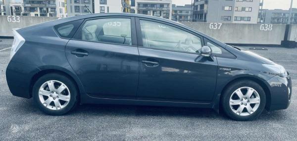 Grey Toyota Prius 2010 in Vilnius, with an engine capacity of 1.80 L and mileage of 290 thousand km for 5699 €, photo 4 on AUTOMOTO.COM.LV