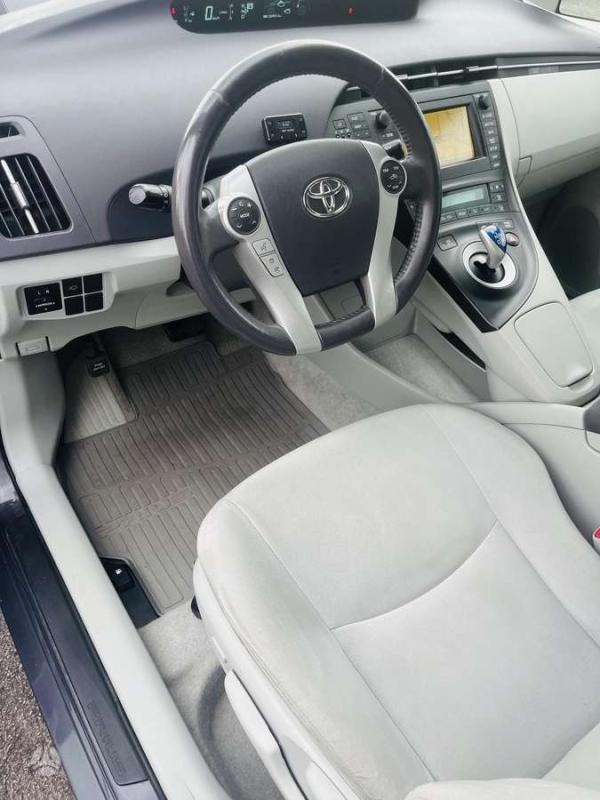 Grey Toyota Prius 2010 in Vilnius, with an engine capacity of 1.80 L and mileage of 290 thousand km for 5699 €, photo 10 on AUTOMOTO.COM.LV