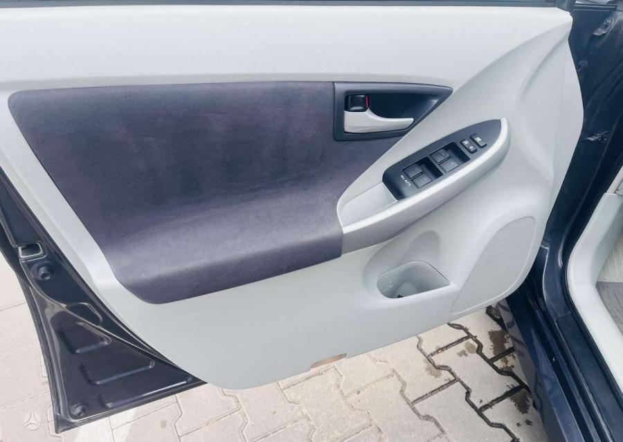 Pelēks Toyota Prius 2010 Viļņa, ar dzinēja tilpumu 1.80 L un nobraukumu 290 tūkst. km par 5699 €, foto 17 vietnē AUTOMOTO.COM.LV