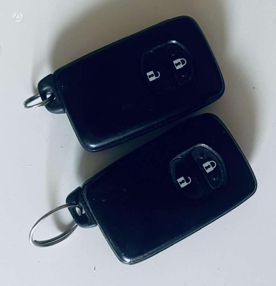 Pelēks Toyota Prius 2010 Viļņa, ar dzinēja tilpumu 1.80 L un nobraukumu 290 tūkst. km par 5699 €, foto 30 vietnē AUTOMOTO.COM.LV