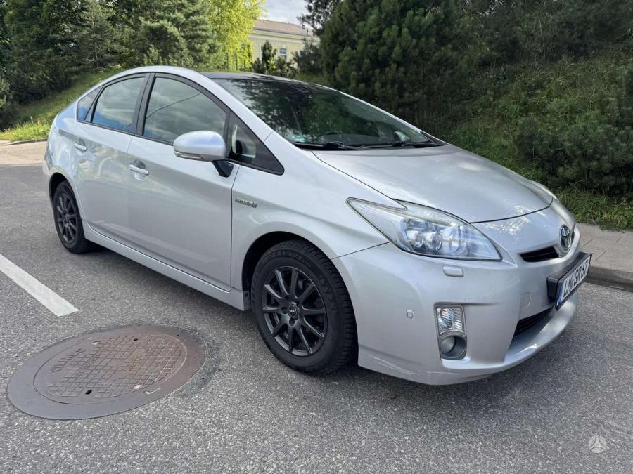Pelēks Toyota Prius 2010 Viļņa, ar dzinēja tilpumu 1.80 L un nobraukumu 307 tūkst. km par 6200 €, foto 1 vietnē AUTOMOTO.COM.LV