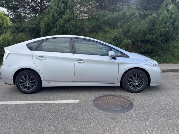 Grey Toyota Prius 2010 in Vilnius, with an engine capacity of 1.80 L and mileage of 307 thousand km for 6200 €, photo 5 on AUTOMOTO.COM.LV