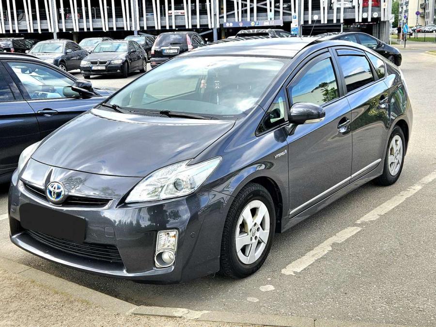 Grey Toyota Prius 2010 in Vilnius, with an engine capacity of 1.80 L and mileage of 234 thousand km for 7499 €, photo 1 on AUTOMOTO.COM.LV