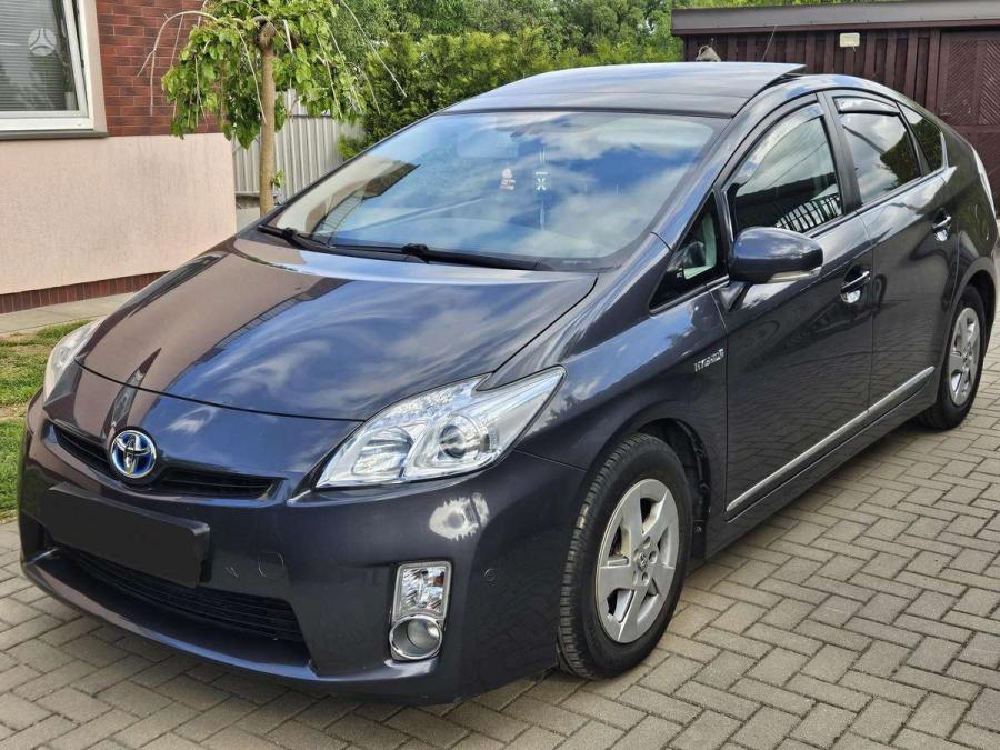 Grey Toyota Prius 2010 in Vilnius, with an engine capacity of 1.80 L and mileage of 234 thousand km for 7499 €, photo 4 on AUTOMOTO.COM.LV