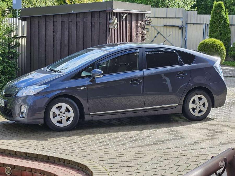 Grey Toyota Prius 2010 in Vilnius, with an engine capacity of 1.80 L and mileage of 234 thousand km for 7499 €, photo 5 on AUTOMOTO.COM.LV
