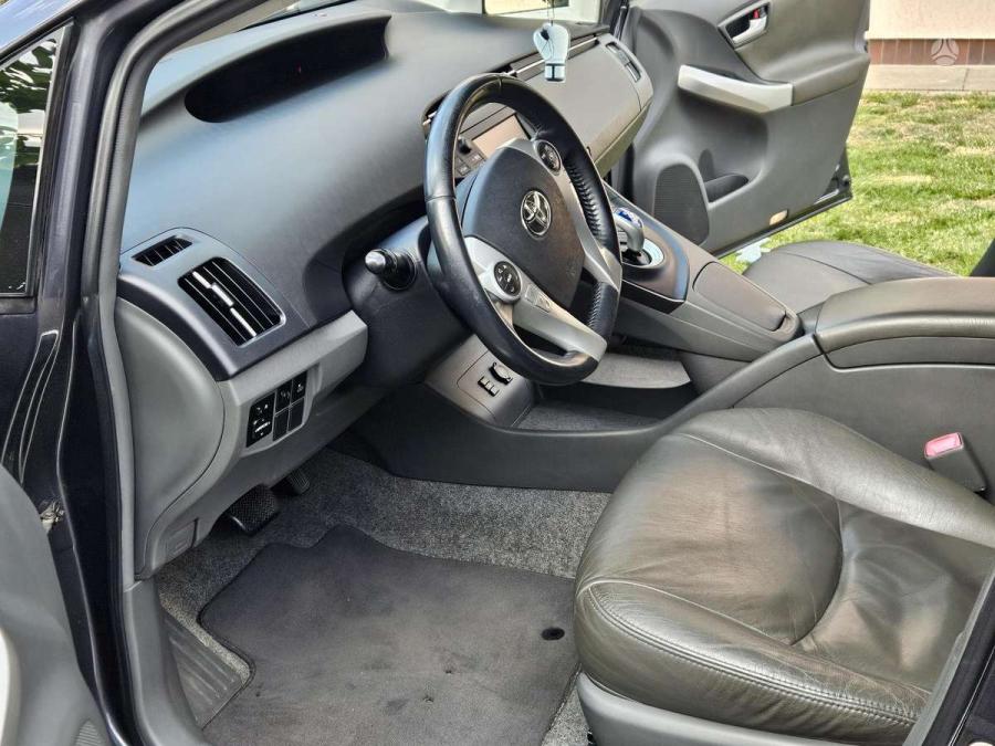 Grey Toyota Prius 2010 in Vilnius, with an engine capacity of 1.80 L and mileage of 234 thousand km for 7499 €, photo 11 on AUTOMOTO.COM.LV