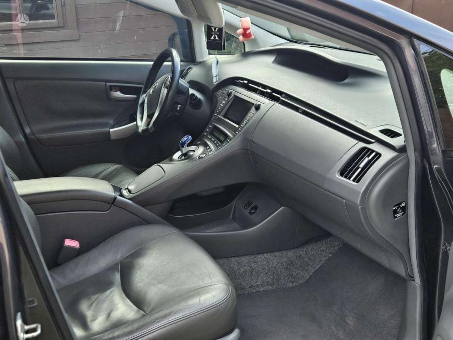 Grey Toyota Prius 2010 in Vilnius, with an engine capacity of 1.80 L and mileage of 234 thousand km for 7499 €, photo 19 on AUTOMOTO.COM.LV