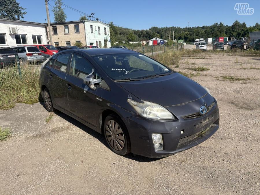 Grey Toyota Prius 2010 in Prienai, with an engine capacity of 1.80 L and mileage of 400 thousand km for 3400 €, photo 3 on AUTOMOTO.COM.LV