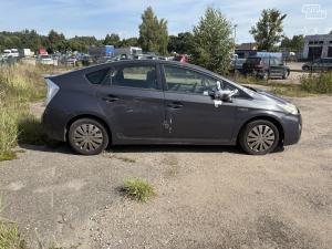 Grey Toyota Prius 2010 in Prienai, with an engine capacity of 1.80 L and mileage of 400 thousand km for 3400 €, photo 4 on AUTOMOTO.COM.LV