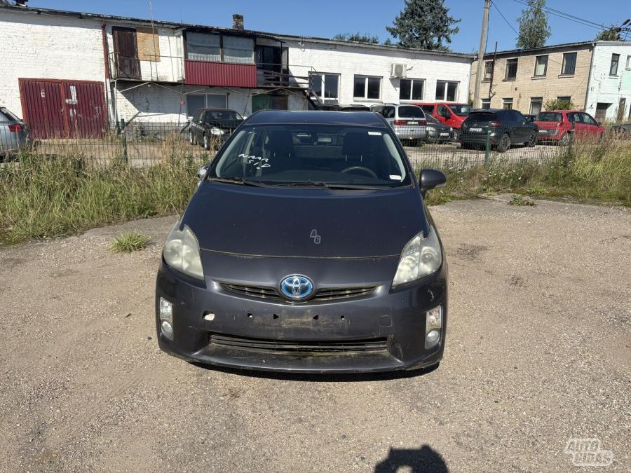 Grey Toyota Prius 2010 in Prienai, with an engine capacity of 1.80 L and mileage of 400 thousand km for 3400 €, photo 6 on AUTOMOTO.COM.LV