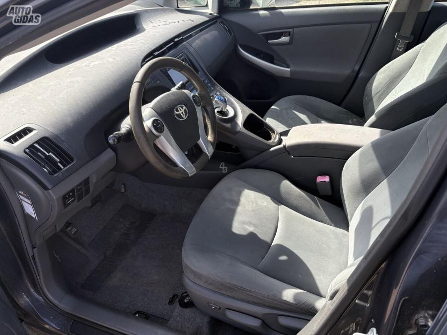 Grey Toyota Prius 2010 in Prienai, with an engine capacity of 1.80 L and mileage of 400 thousand km for 3400 €, photo 7 on AUTOMOTO.COM.LV
