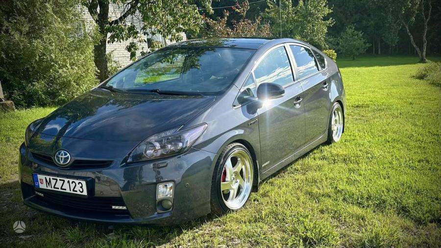 Grey Toyota Prius 2010 in Klaipeda, with an engine capacity of 1.80 L and mileage of 319 thousand km for 7600 €, photo 1 on AUTOMOTO.COM.LV