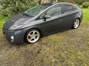 Grey Toyota Prius 2010 in Klaipeda, with an engine capacity of 1.80 L and mileage of 319 thousand km for 7600 €, photo 3 on AUTOMOTO.COM.LV