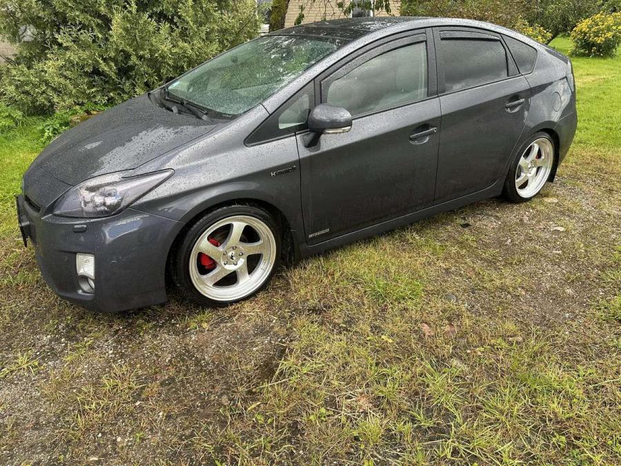 Grey Toyota Prius 2010 in Klaipeda, with an engine capacity of 1.80 L and mileage of 319 thousand km for 7600 €, photo 3 on AUTOMOTO.COM.LV