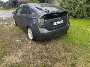 Grey Toyota Prius 2010 in Klaipeda, with an engine capacity of 1.80 L and mileage of 319 thousand km for 7600 €, photo 4 on AUTOMOTO.COM.LV